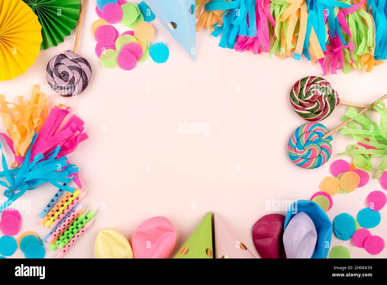 Flat lay party elements circular frame Stock Photo - Alamy