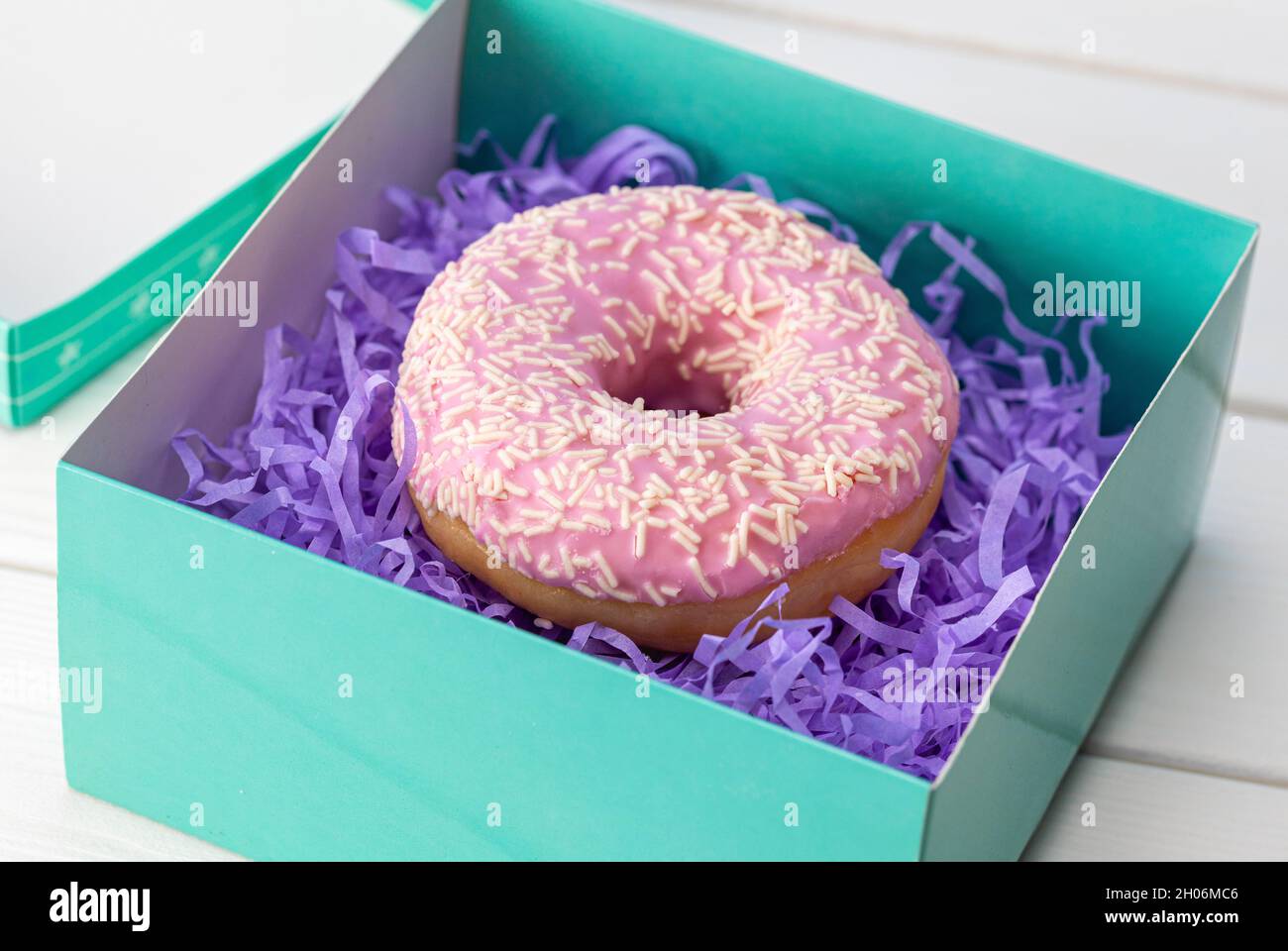 Pink box donut hi-res stock photography and images - Alamy