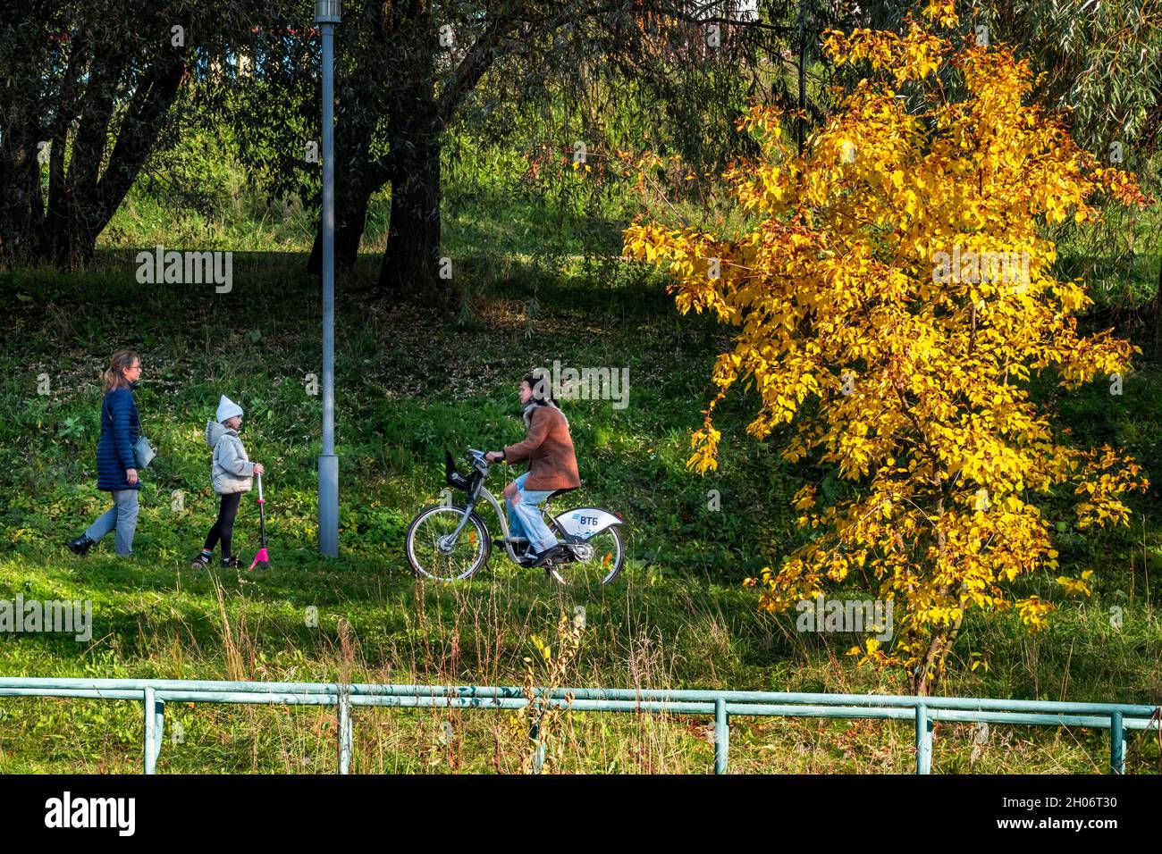 People walk in the autumn park in Moscow, Russia Stock Photo - Alamy
