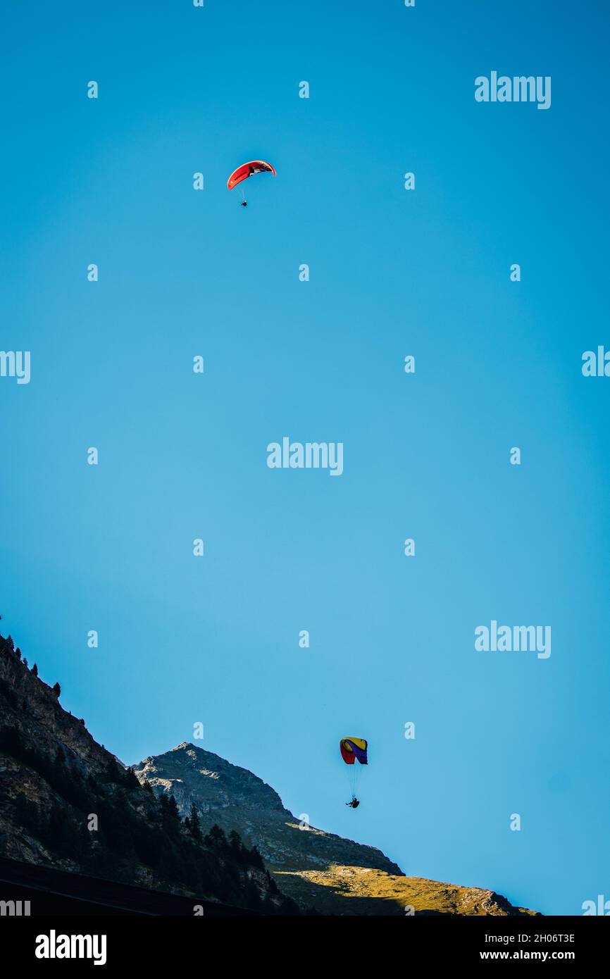 People flying with parachutes in the sky Stock Photo - Alamy