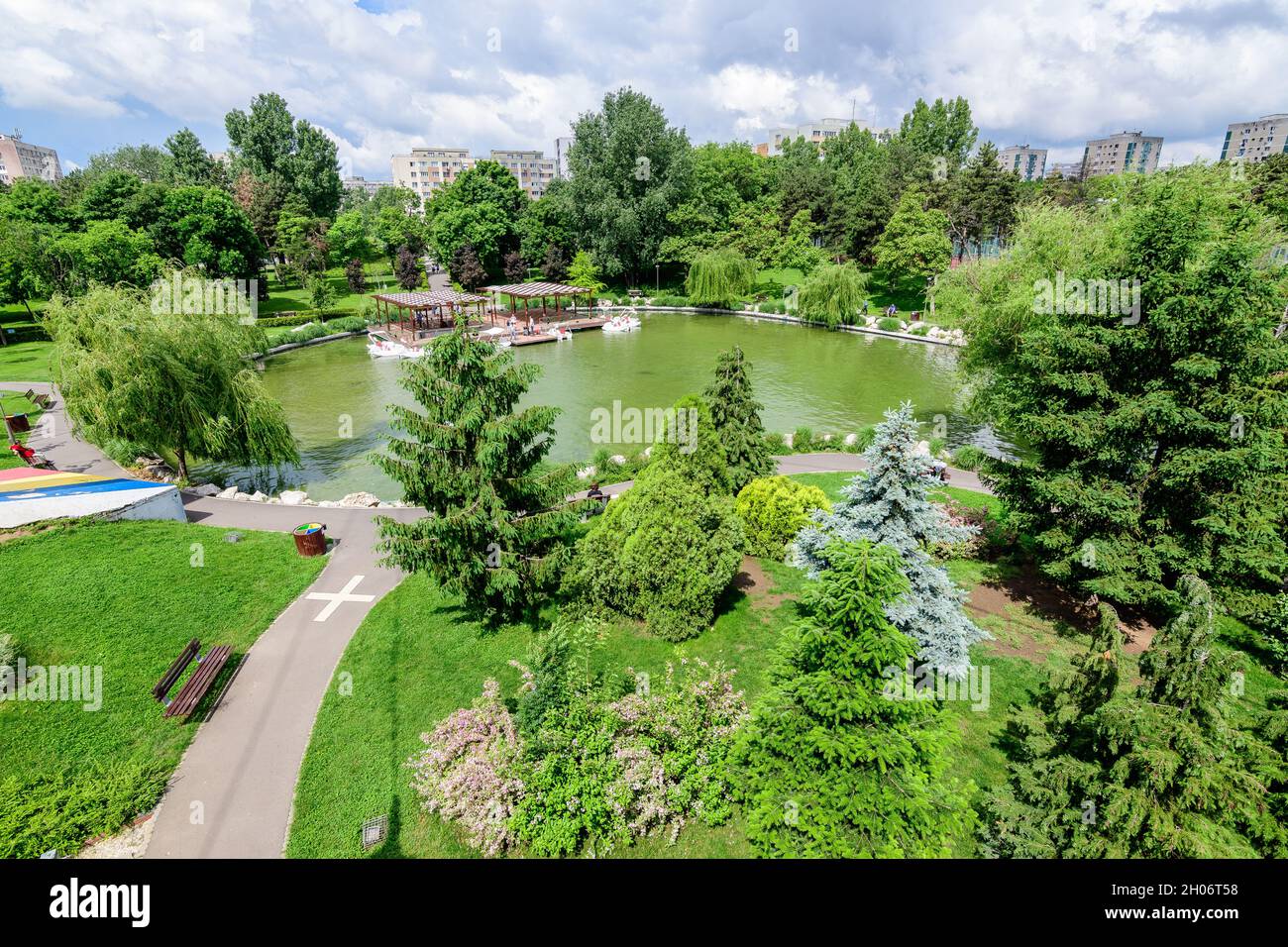 Landscape with lake and vivid green trees in Drumul Taberei Park ...