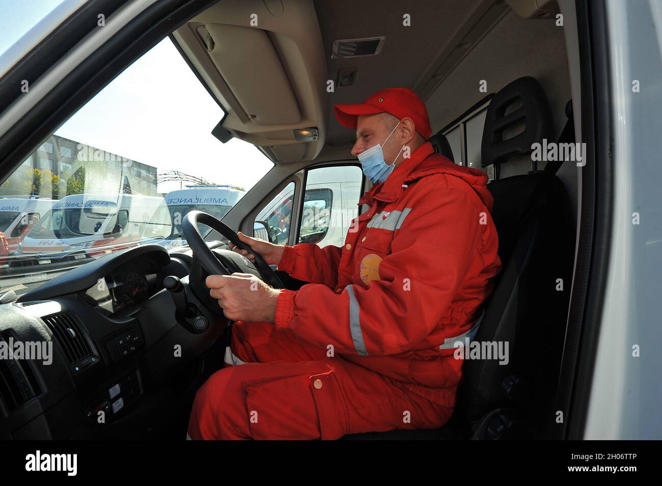 Handing off car keys hi-res stock photography and images - Alamy