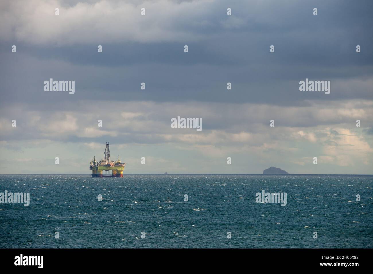 Offshore oil platform rigs hi-res stock photography and images - Alamy