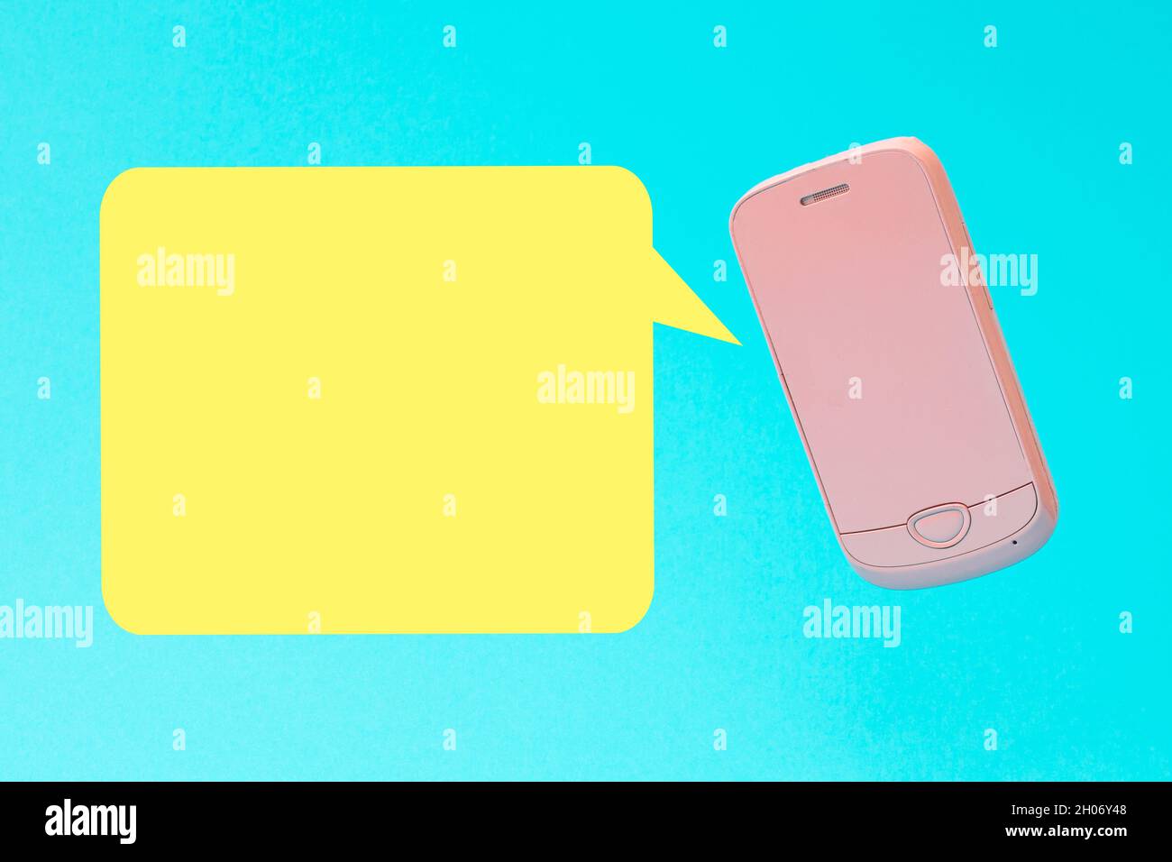Blank yellow speech bubble with pink 3d smartphone icon against blue ...