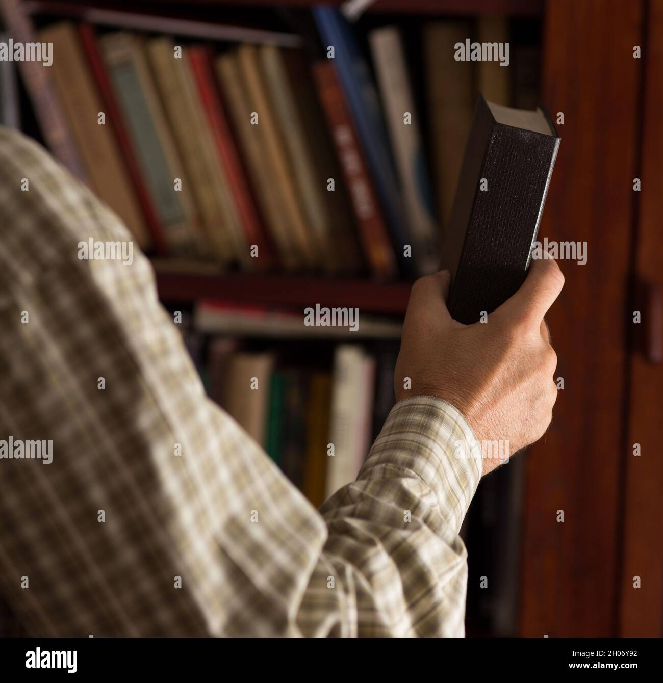 Hand selecting book hi-res stock photography and images - Alamy
