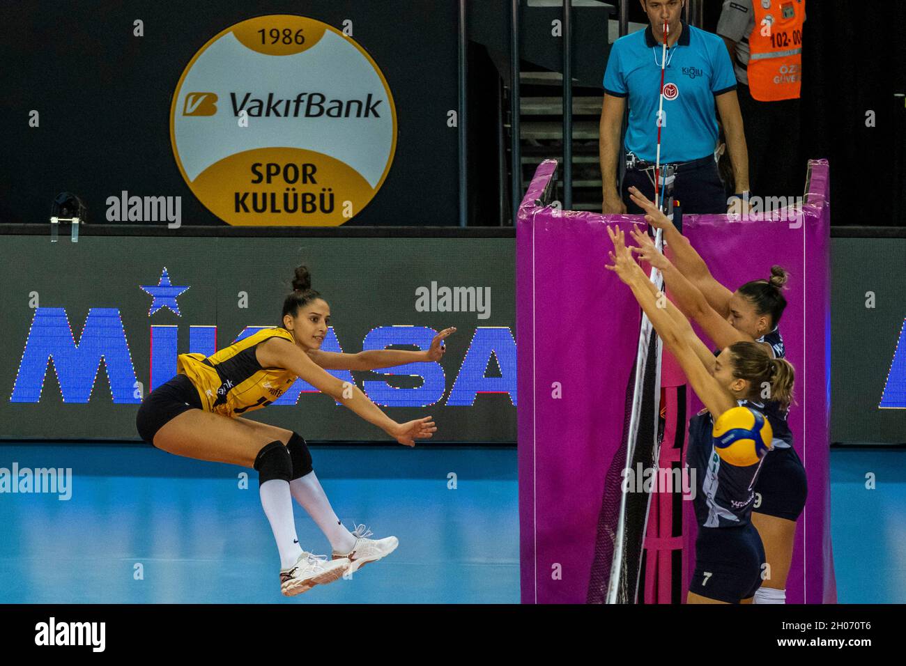 Woman volleyball team uniform hi-res stock photography and images - Alamy