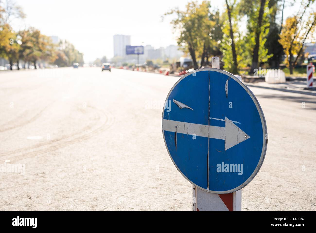 One way road sign, right direction Stock Photo - Alamy