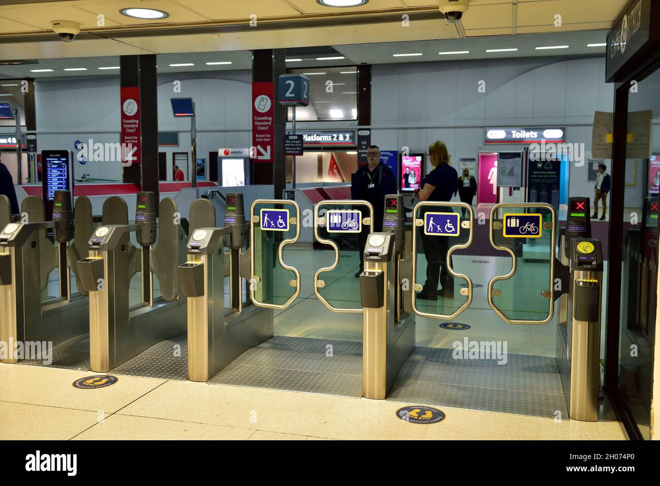 Rail ticket gate uk hi-res stock photography and images - Alamy