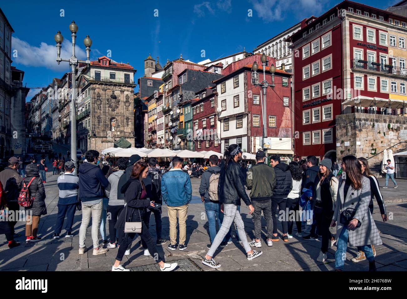 Crowd people watching street show hi-res stock photography and images ...