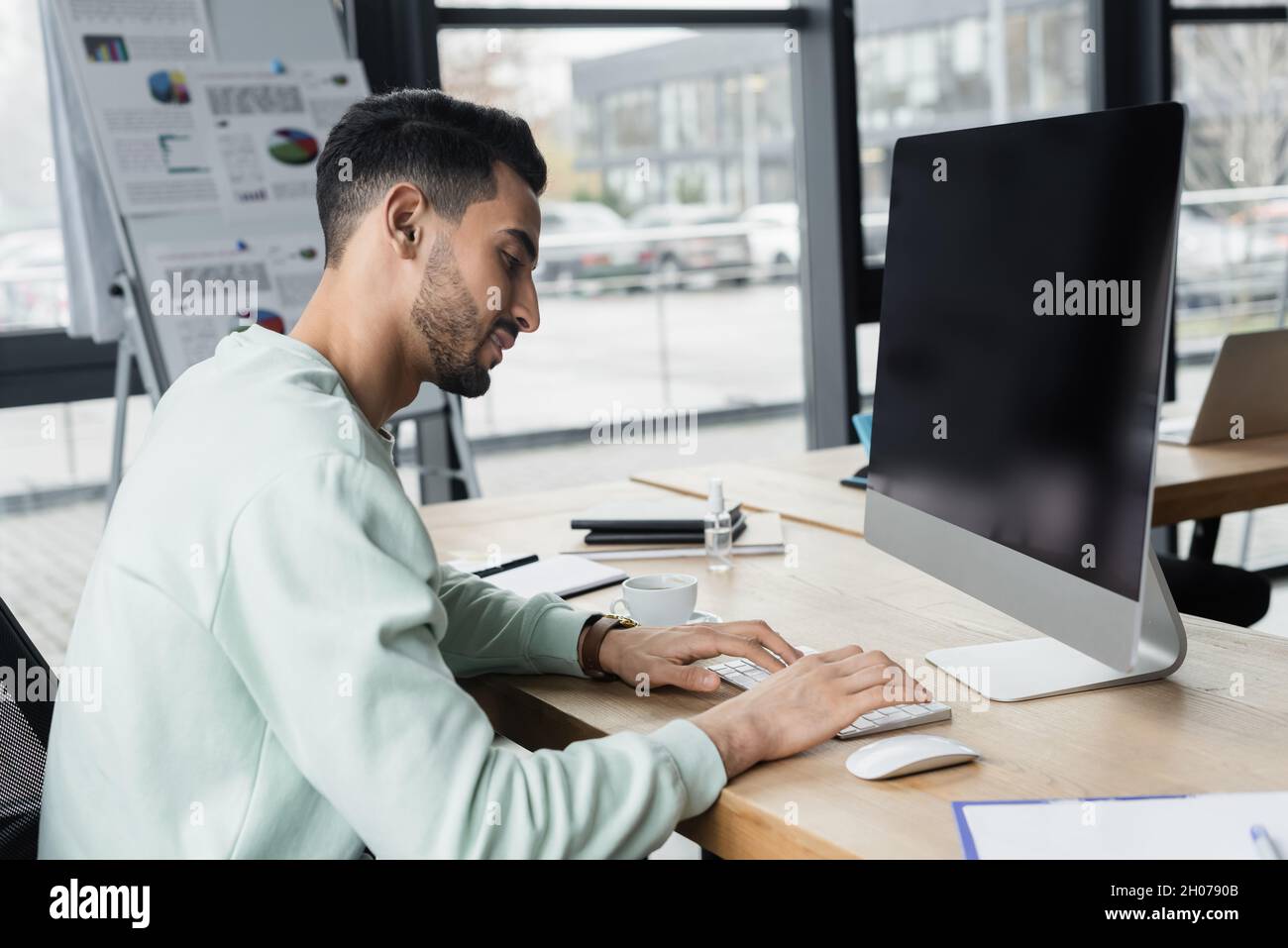 Businessman computer screen charts hi-res stock photography and images ...