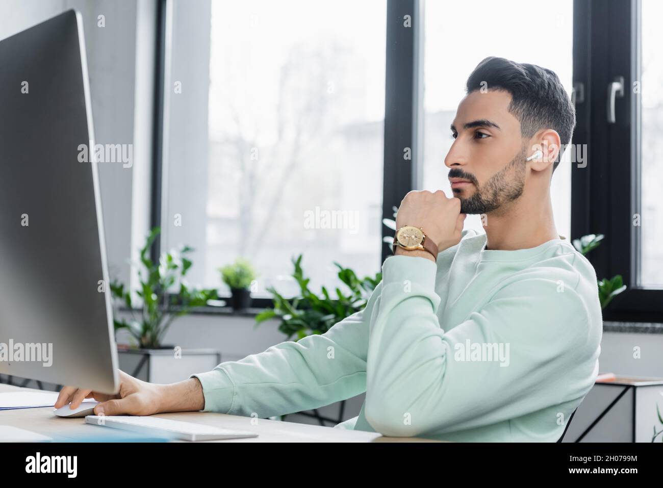 Using computer middle east hi-res stock photography and images - Alamy