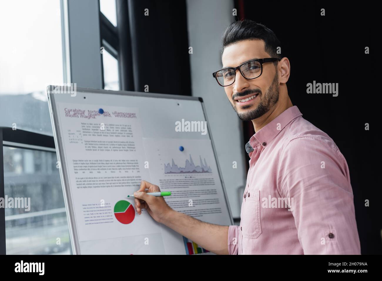 Smiling arabian man in eyeglasses hi-res stock photography and images ...