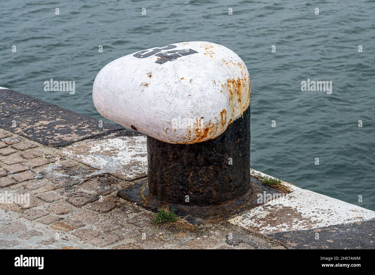 Mooring post at the dock blue sea Stock Photo - Alamy