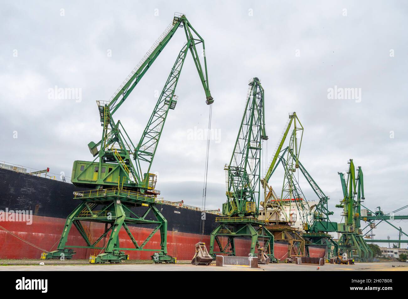 Wharf handling hi-res stock photography and images - Alamy
