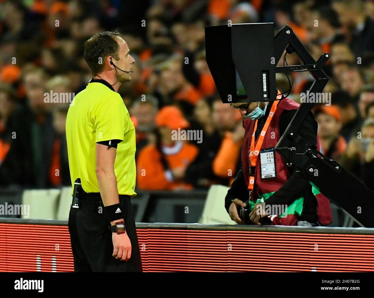 Var screen referee hi-res stock photography and images - Alamy
