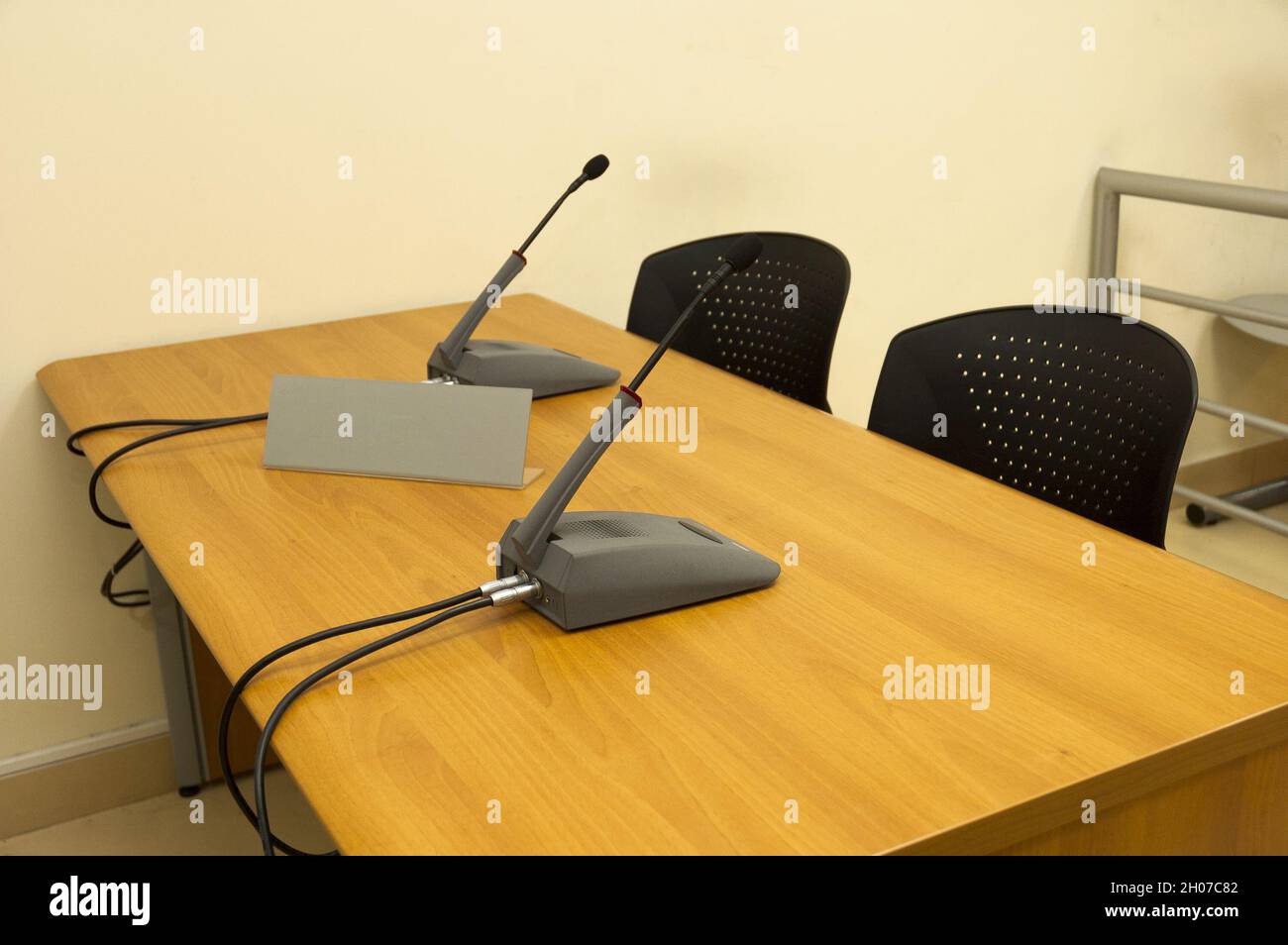 Court house law crowd communication hi-res stock photography and images ...