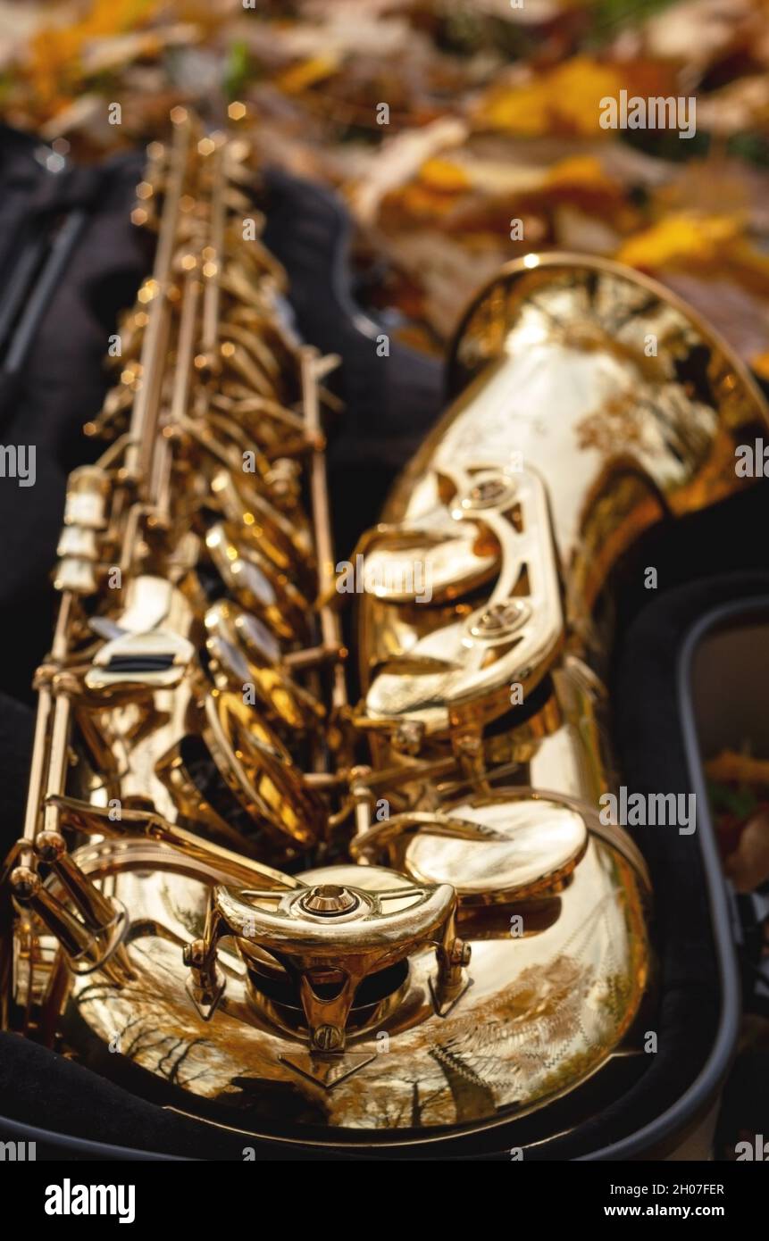 Golden saxophone hi-res stock photography and images - Alamy