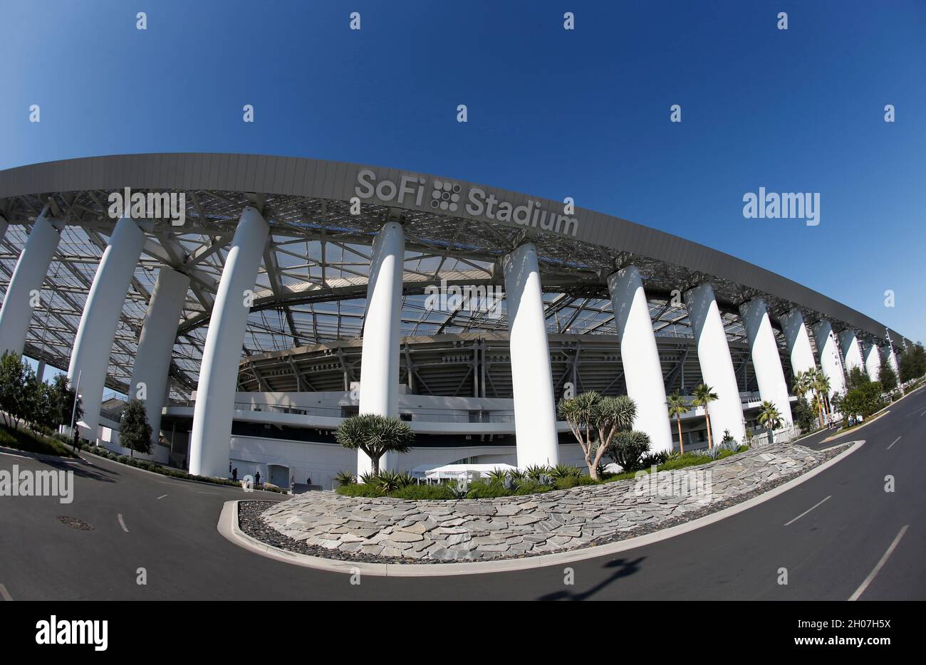 Sofi stadium exterior hi-res stock photography and images - Alamy