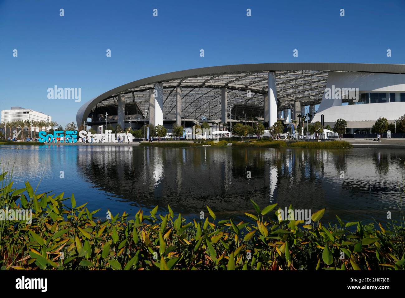 Sofi stadium exterior hi-res stock photography and images - Alamy