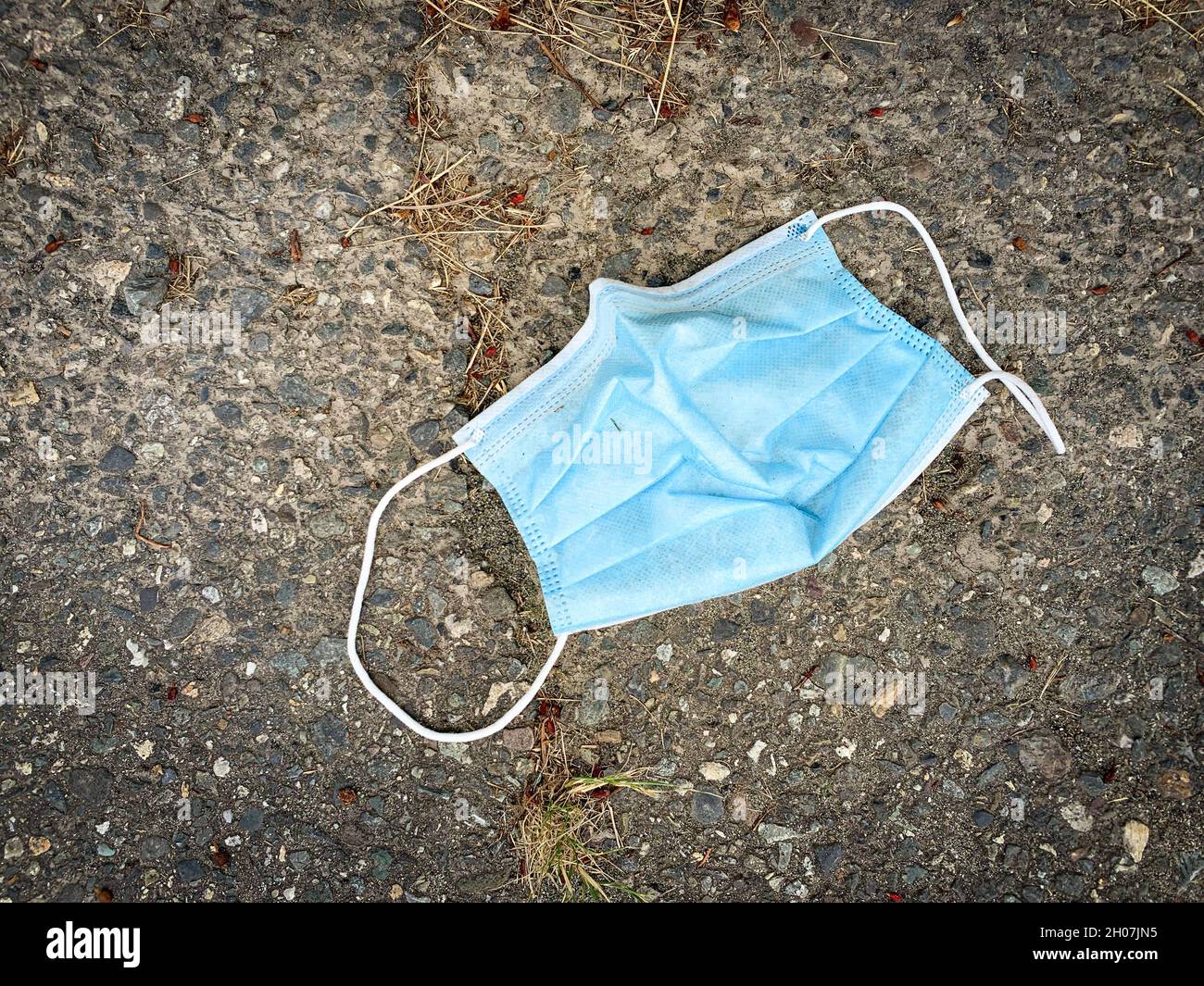 Disposable Face Mask on the Pavement Stock Photo - Alamy