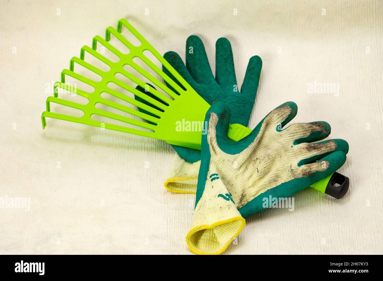 Hand rake hi-res stock photography and images - Alamy