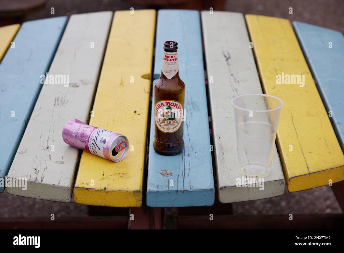 Litter littering cup hi-res stock photography and images - Alamy