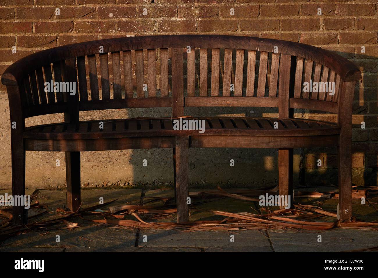 Exterior view and close up of a curved garden bench Stock Photo - Alamy