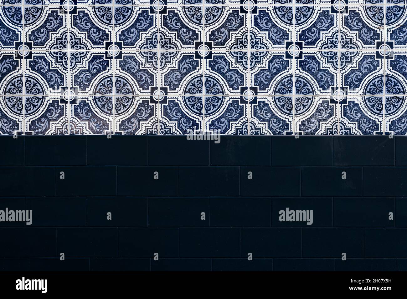 Traditional blue Portuguese tile pattern Stock Photo - Alamy