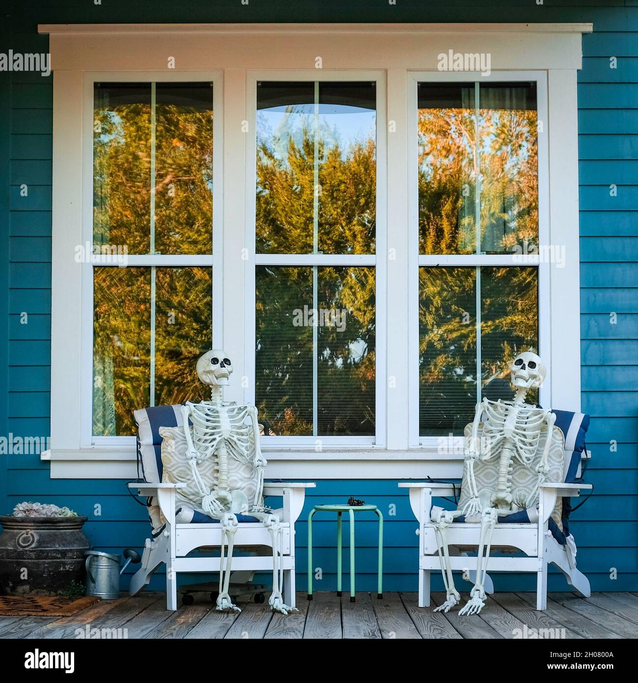 Skeleton sitting chair hi-res stock photography and images - Alamy