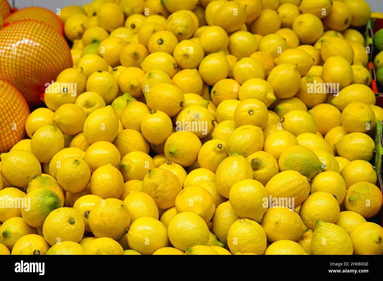 Big bunch of yellow lemon citrus fruits Stock Photo - Alamy