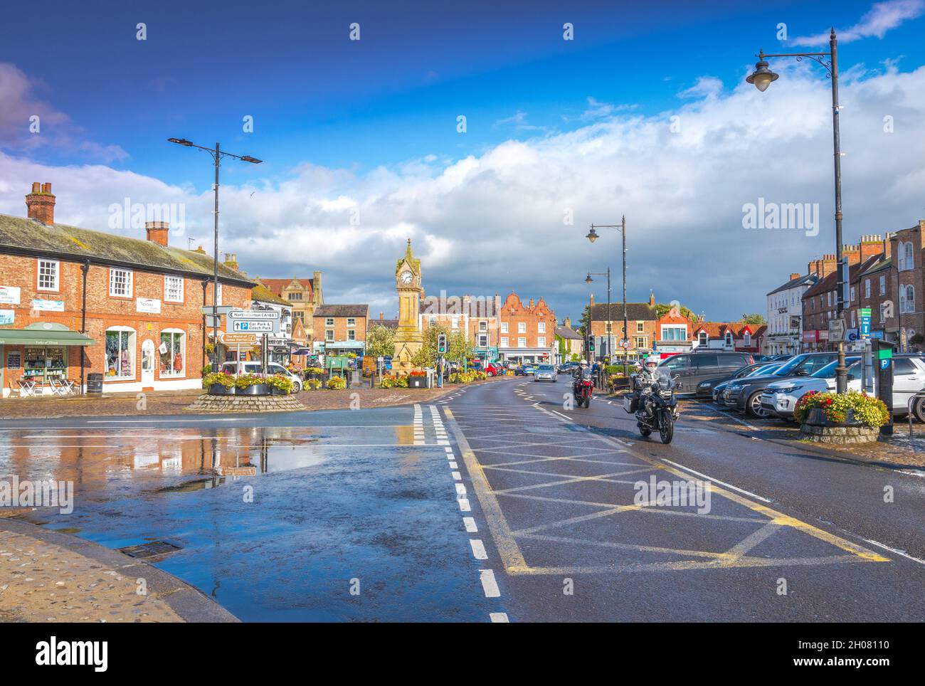 Thirsk market place clock tower hi-res stock photography and images - Alamy