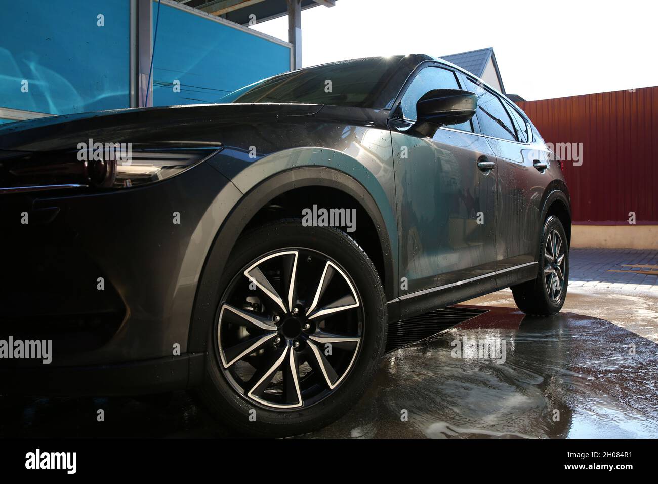 Clean wet automobile at professional car wash Stock Photo - Alamy