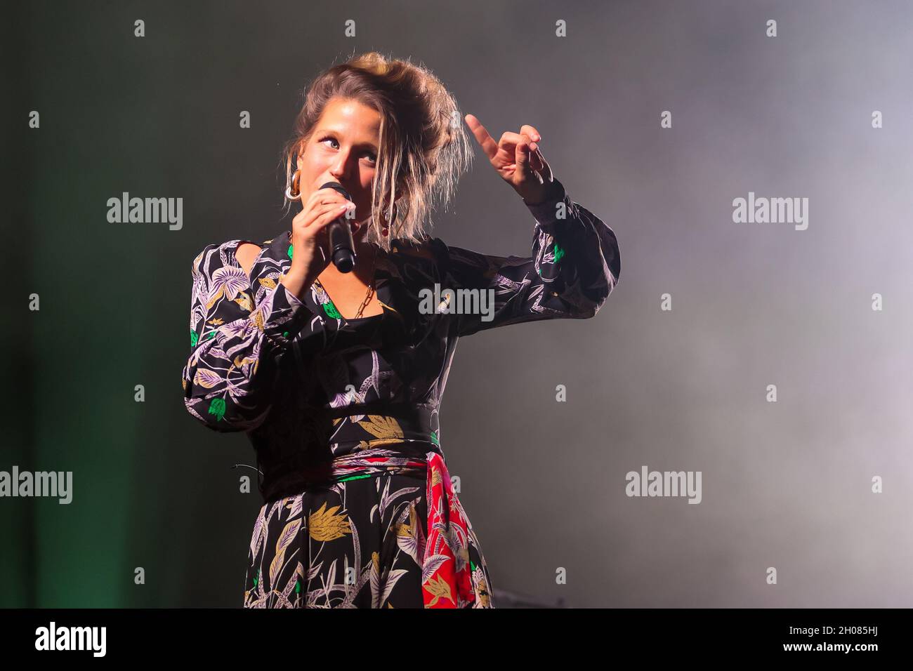 Best Female Award On Stage High Resolution Stock Photography and Images ...