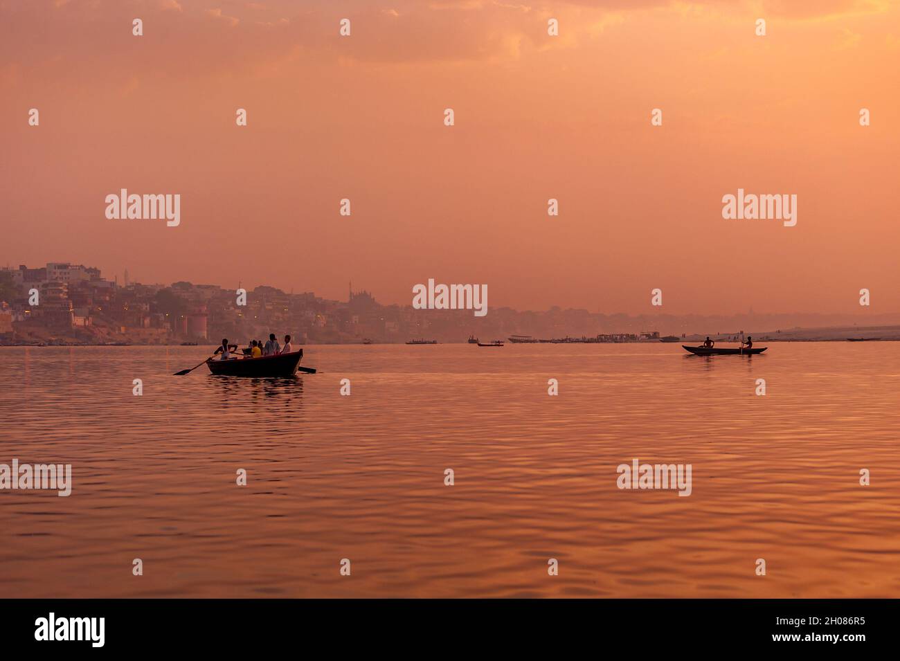 Varanasi sunset ghats hi-res stock photography and images - Alamy