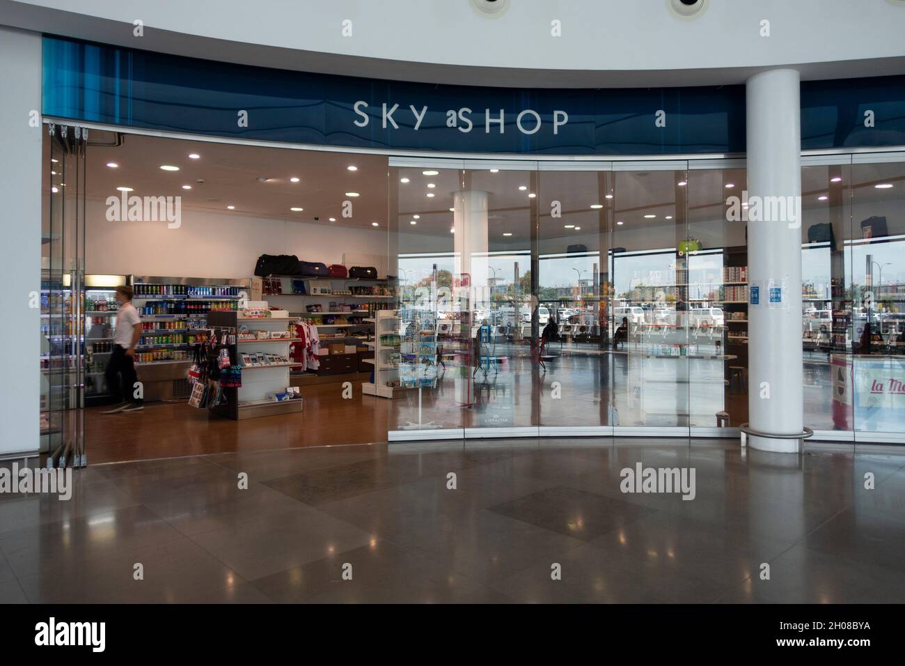 Airport chocolate shop hi-res stock photography and images - Alamy