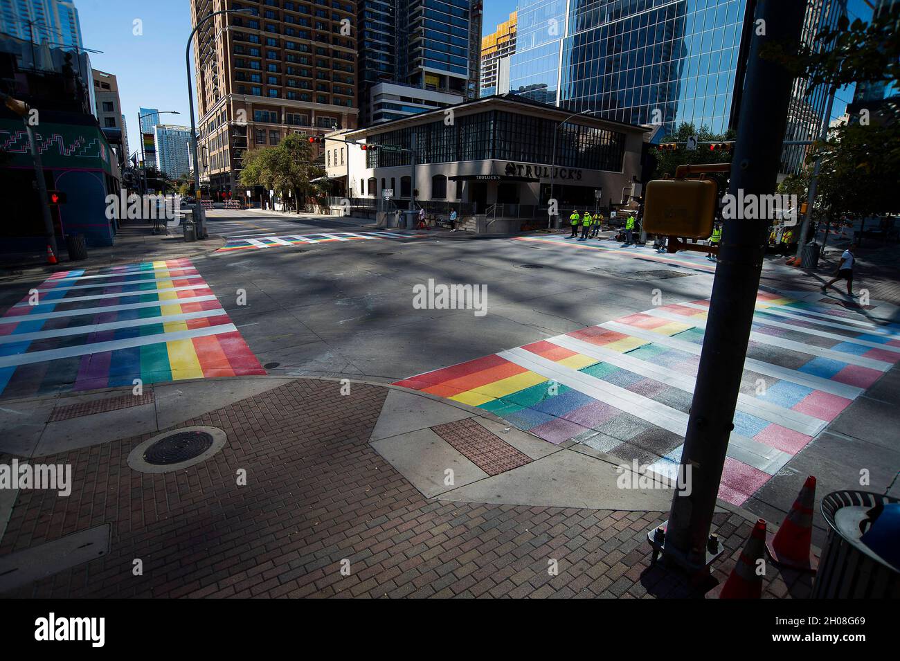 Rainbow crosswalk 210046 jpg hi-res stock photography and images - Alamy
