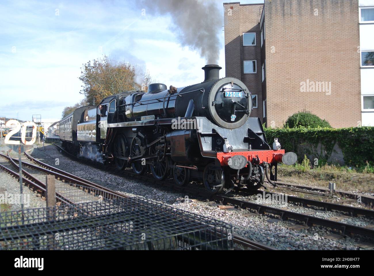75014 Braveheart steam locomotive departing Paignton, Devon, England ...