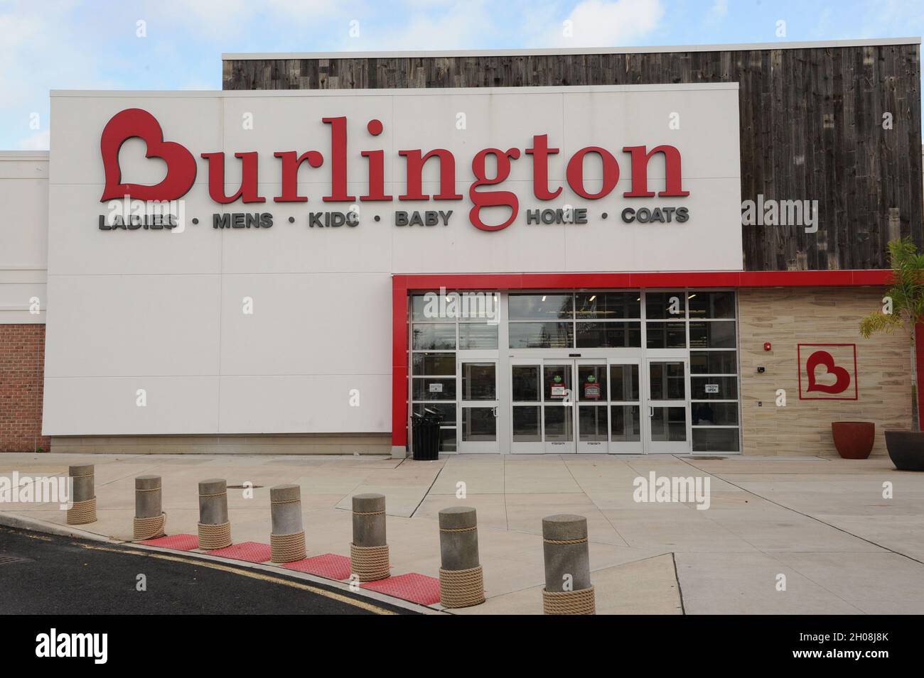 Brick, NJ, USA. 11th Oct, 2021. A Burlington Store in Brick N.J ...