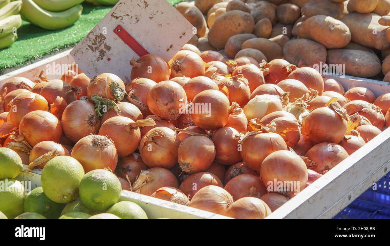 Heap of fresh golden onions at a market Stock Photo - Alamy