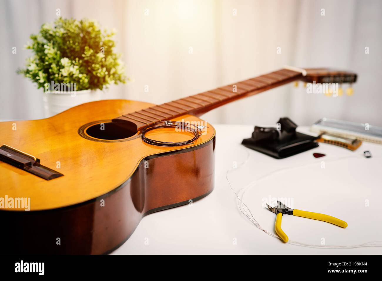 Restring acoustic guitar hi-res stock photography and images - Alamy