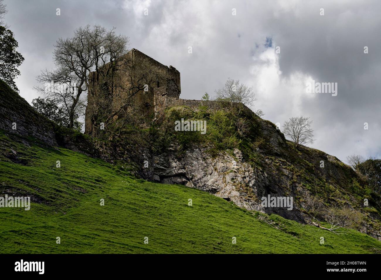 Peveril castle in Cave dale at Castleton in Derbyshire England. Cloudy ...