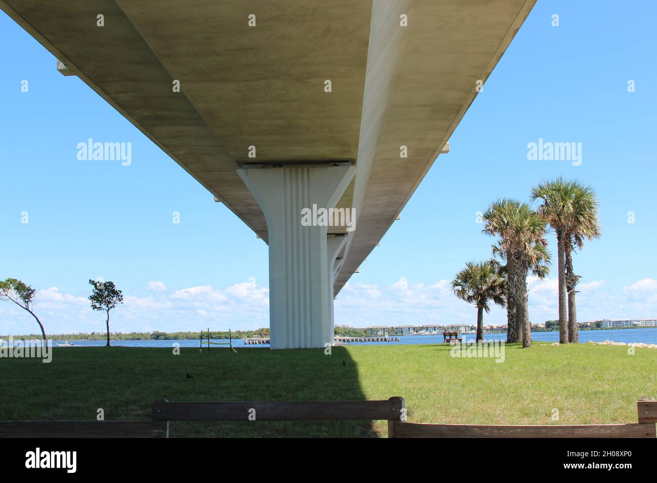 Underneath highway hi-res stock photography and images - Alamy