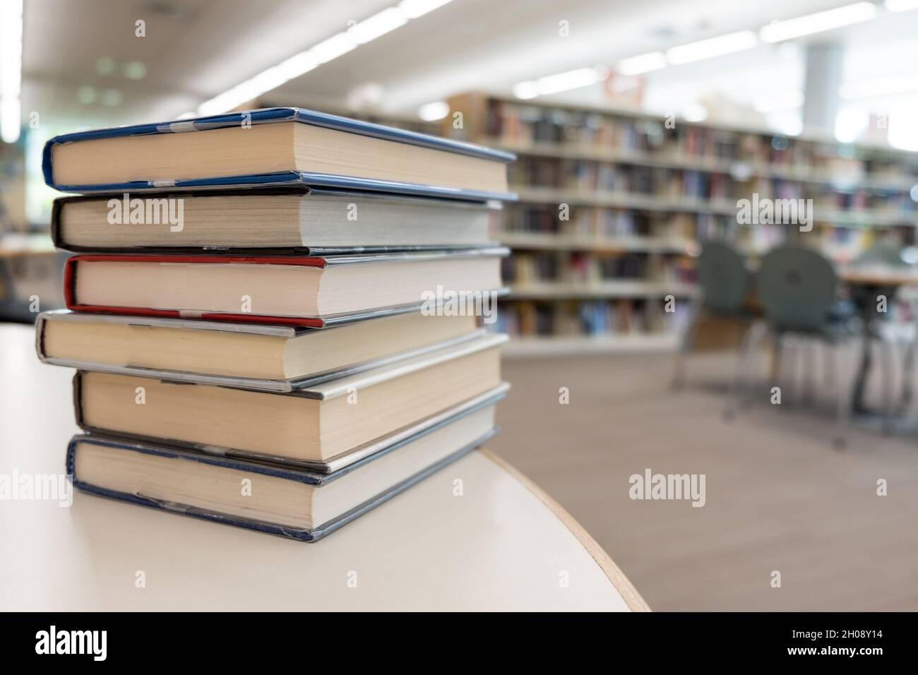 Stack of library books hi-res stock photography and images - Alamy