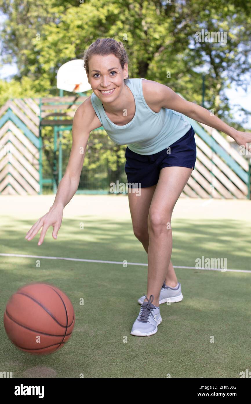 Young woman playing basketball hi-res stock photography and images - Alamy