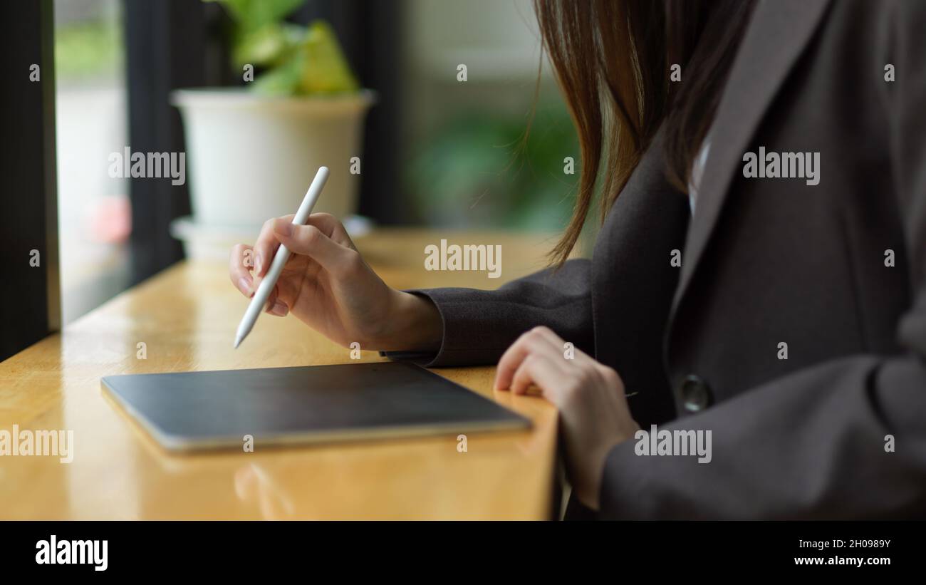 Taking notes in tablet stylus hi-res stock photography and images - Alamy
