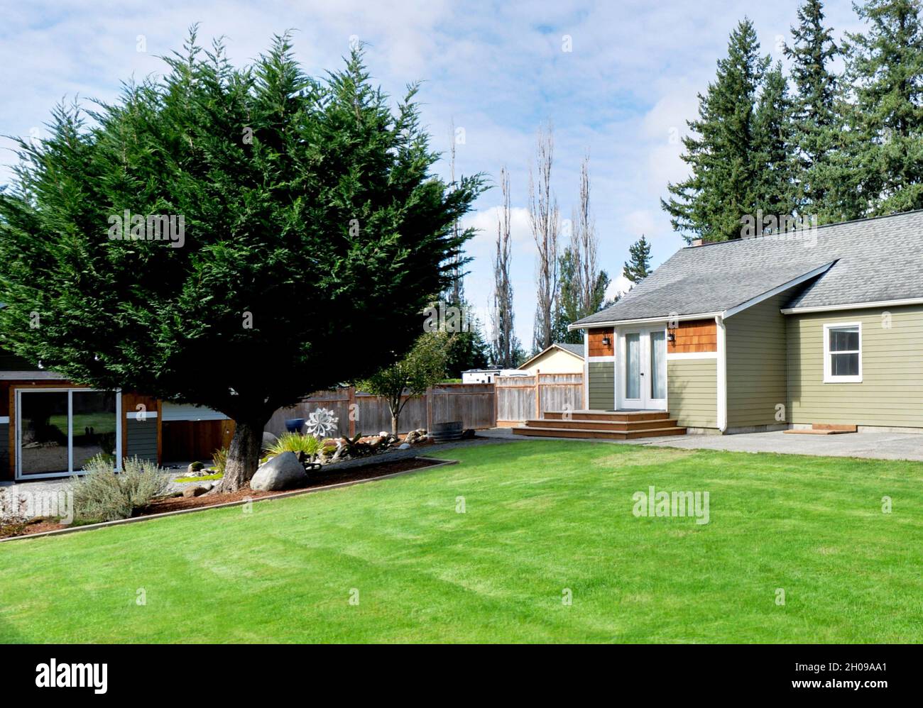 Modern residential backyard exterior Stock Photo - Alamy