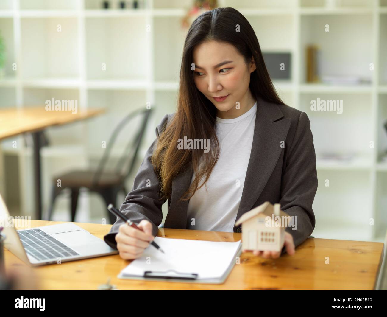 Professional female real estate agent making a renting contract ...