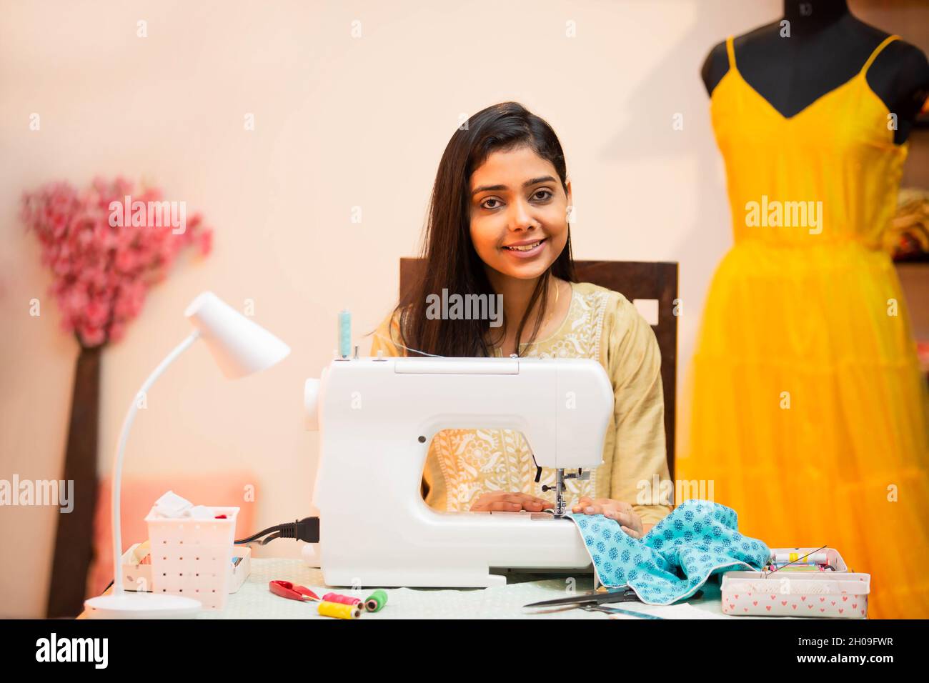 Indian woman sewing machine hi-res stock photography and images - Alamy