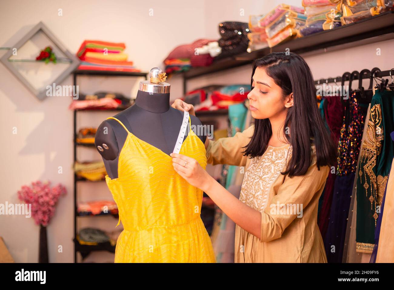 Tailor fitting hi-res stock photography and images - Alamy