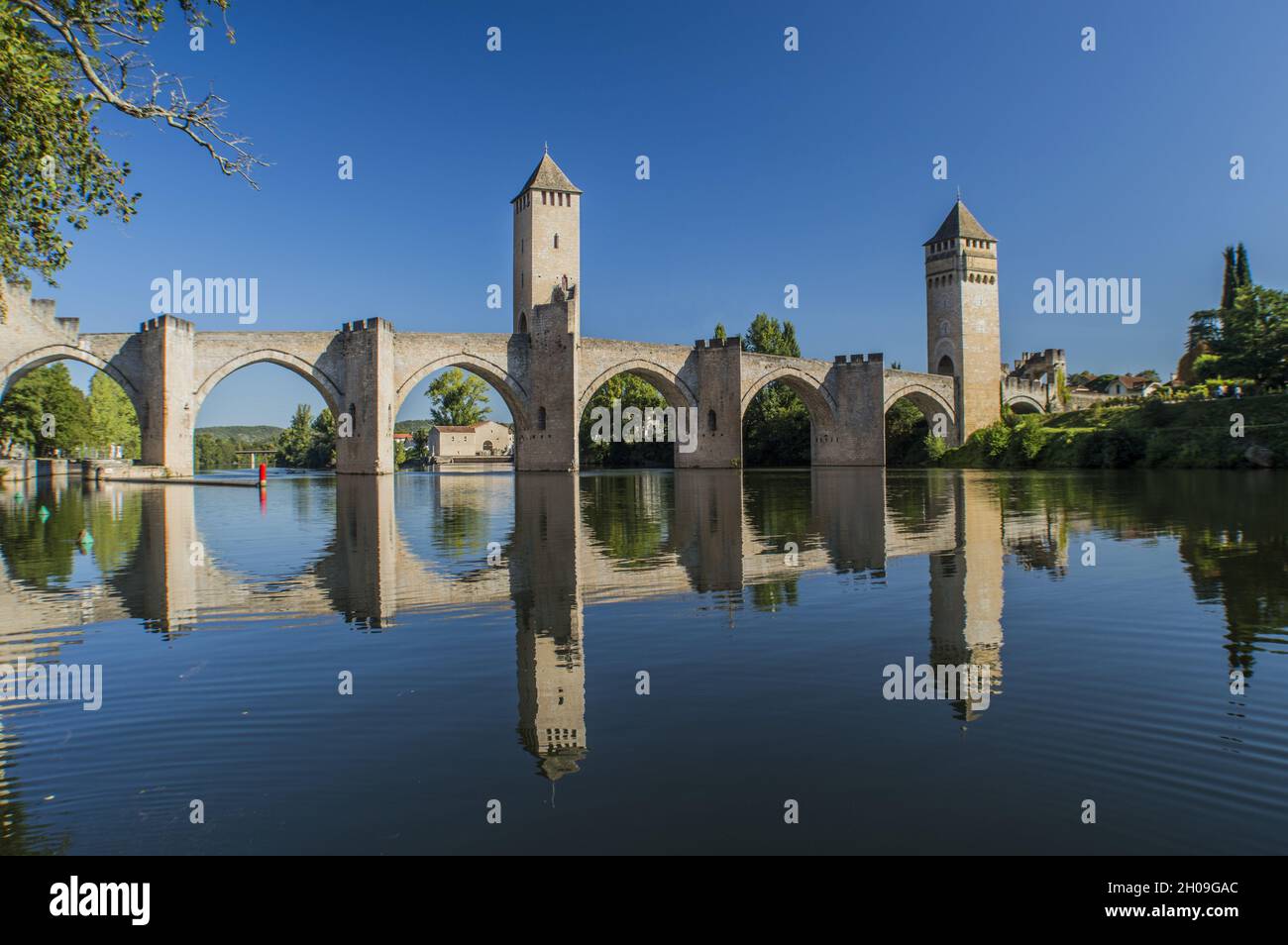 Beautiful architectural details of the Pont Valentre medieval bridge in ...